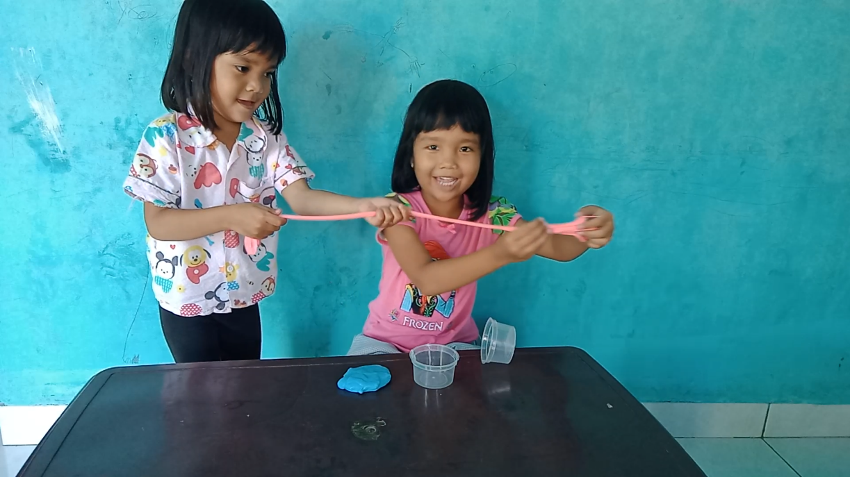 DAFTAR TOPIK: 6 MANFAAT BERMAIN SLIME BAGI ANAK-ANAK