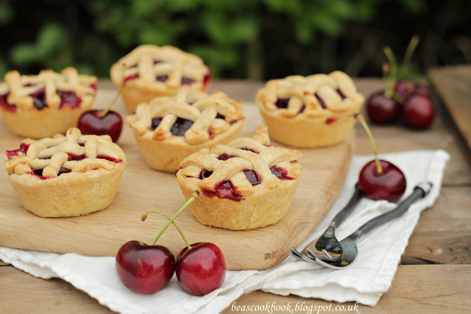 Bea's cookbook: MINI CHERRY PIES