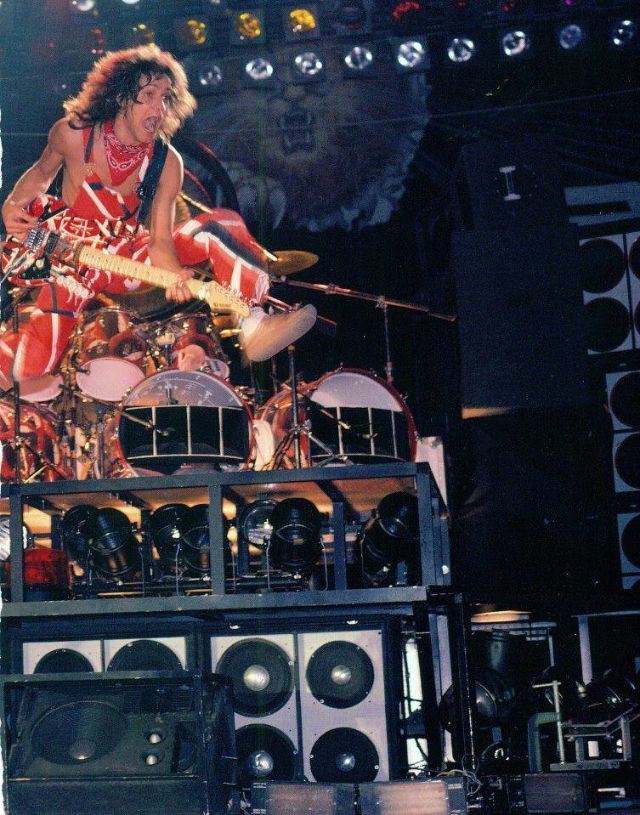 30 Amazing Photographs of Eddie Van Halen on the Stage From the Late ...