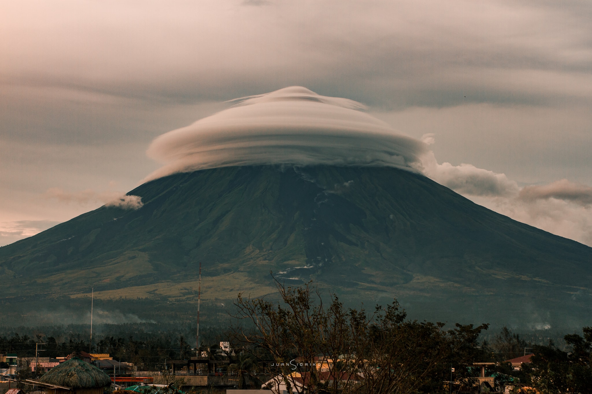 Cebu Magazine: Breathtaking View of Mayon Volcano November 12, 2020