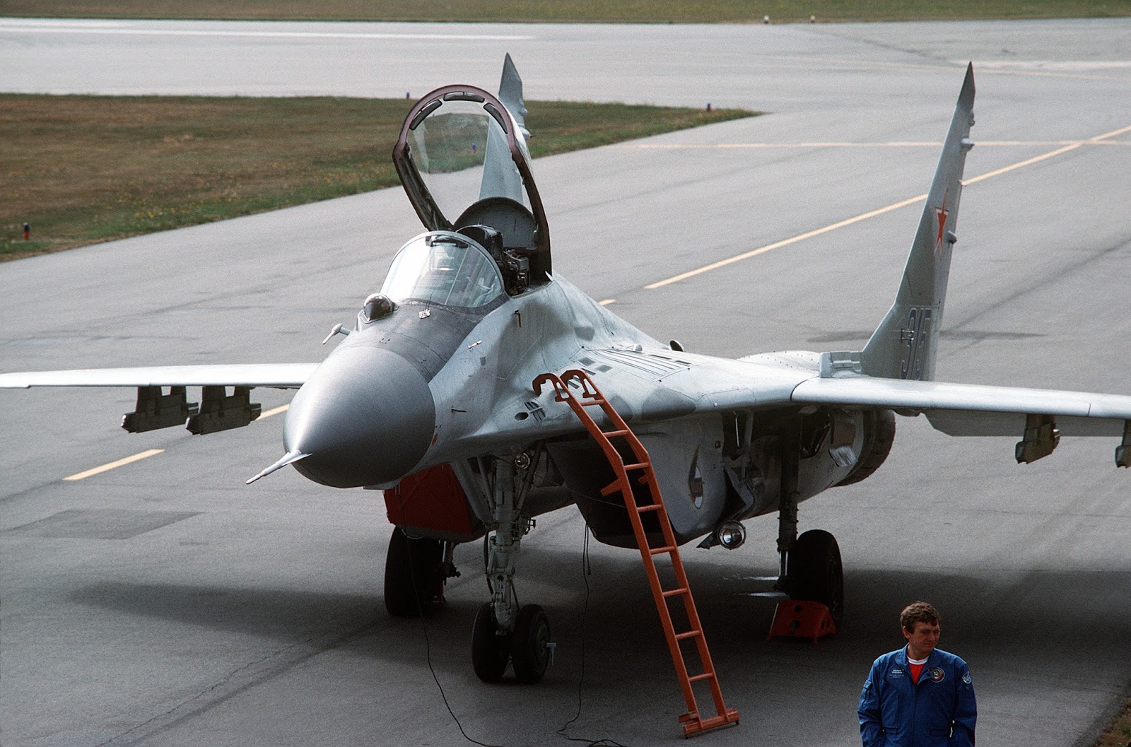Guns & Weapons: Mikoyan MIG-29