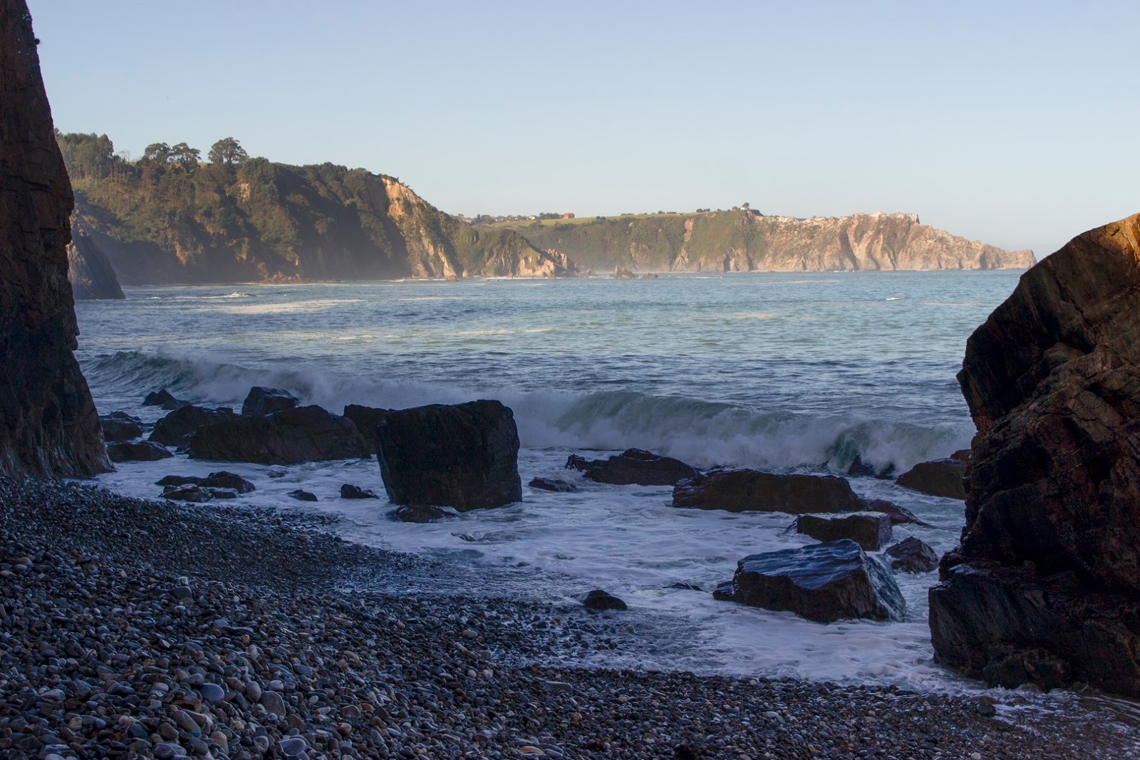 En las rocas se pueden encontrar numerosos cantos rodados con dedicatorias