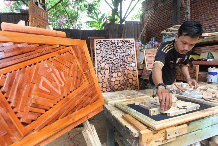 BELAJAR WIRAUSAHA: INSPIRASI BISNIS: Menyulap Limbah Kayu Menjadi Rupiah