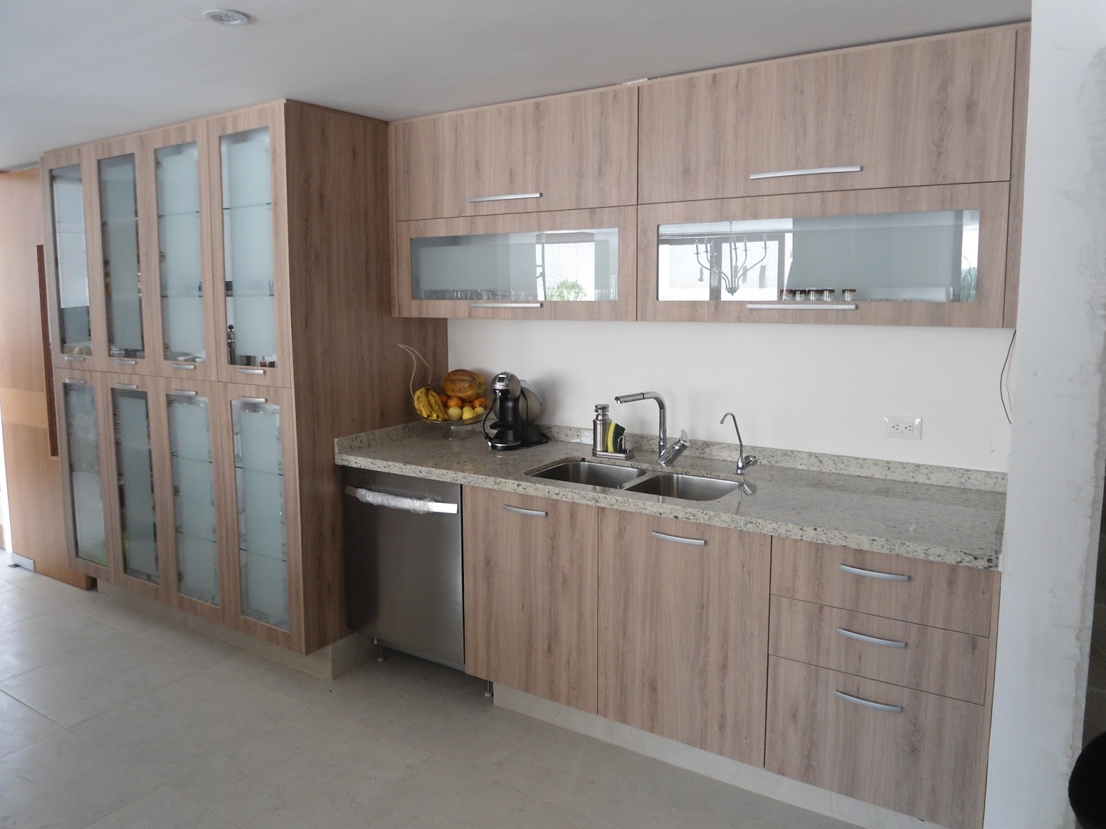 INSTALA acciones: MELAMINA ROBLE SANTANA TEXT (masisa) COCINA EN PEDREGAL