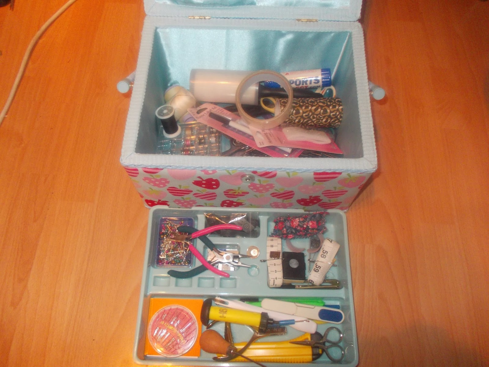 broonylou: Inside my sewing box
