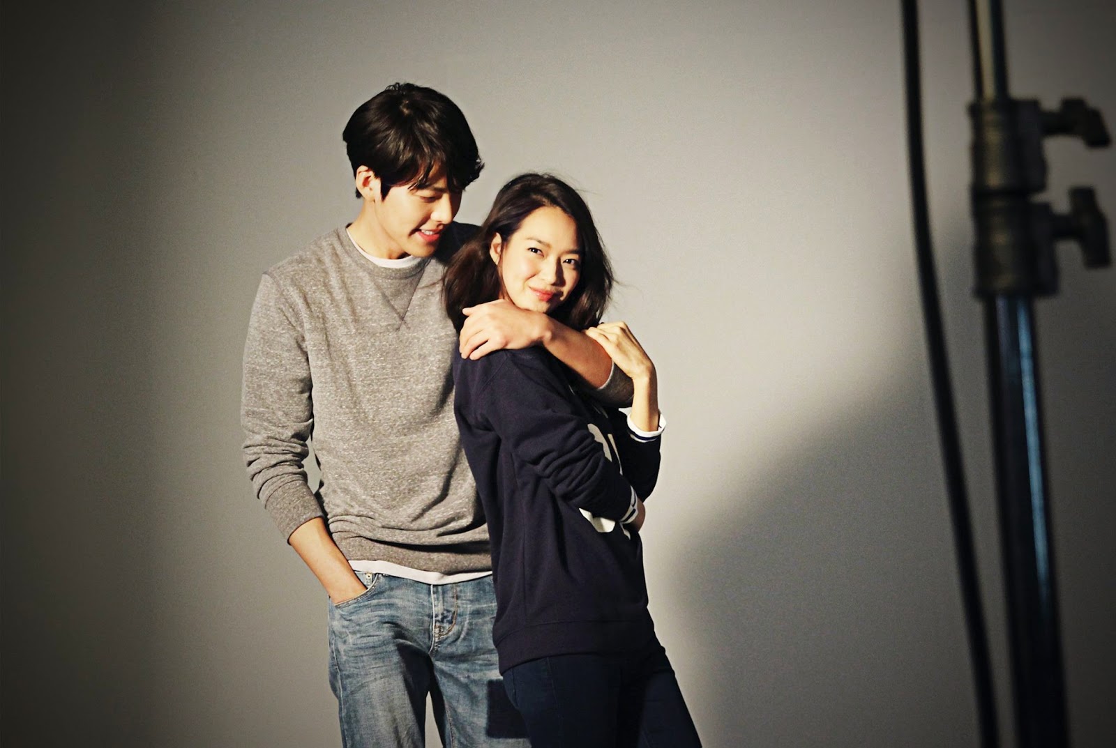 Kim Woo Bin y Shin Min Ah muestran una buena relacion en sesión ...
