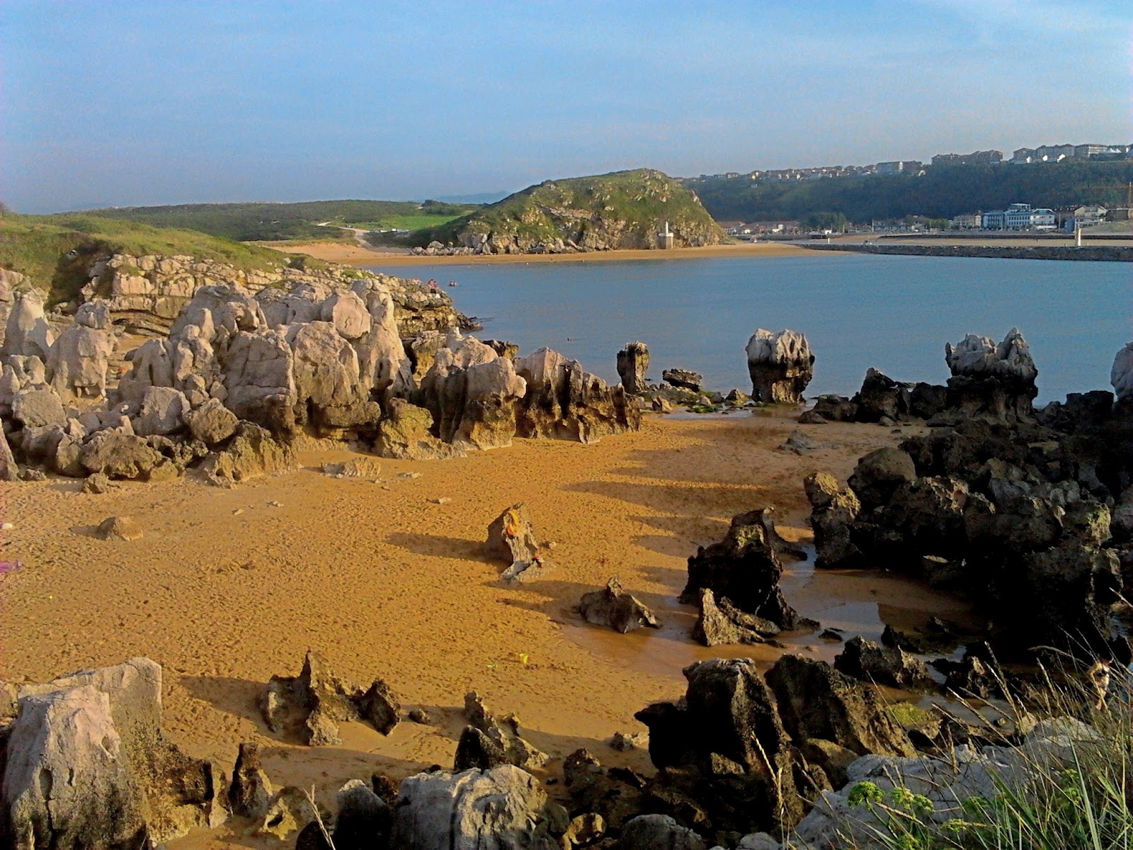 playas y paseos por la costa: CALAS DE CUCHIA EN MAREA BAJA