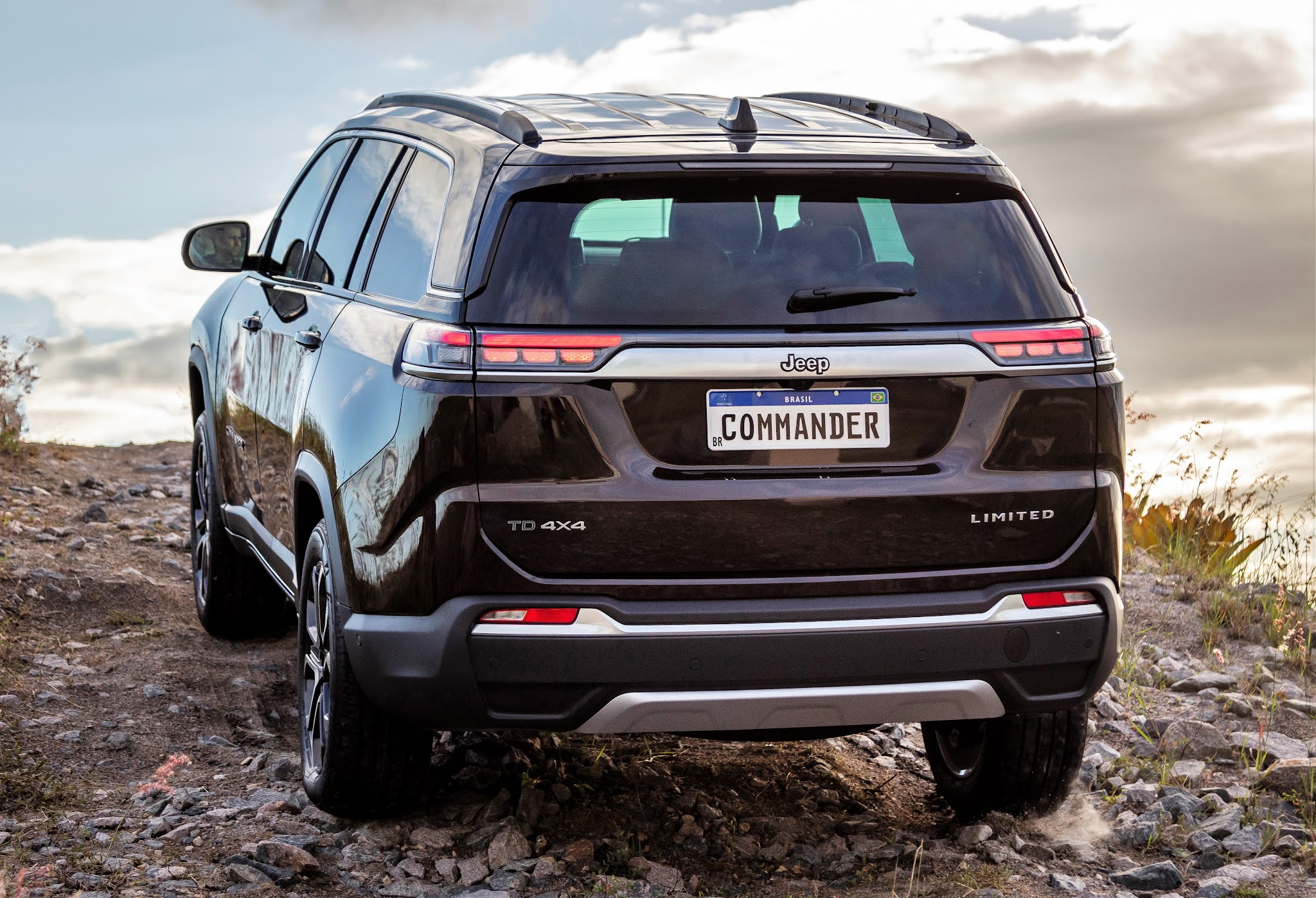 Jeep Commander chega ao Brasil em quatro versões, partindo de R$ 199.990