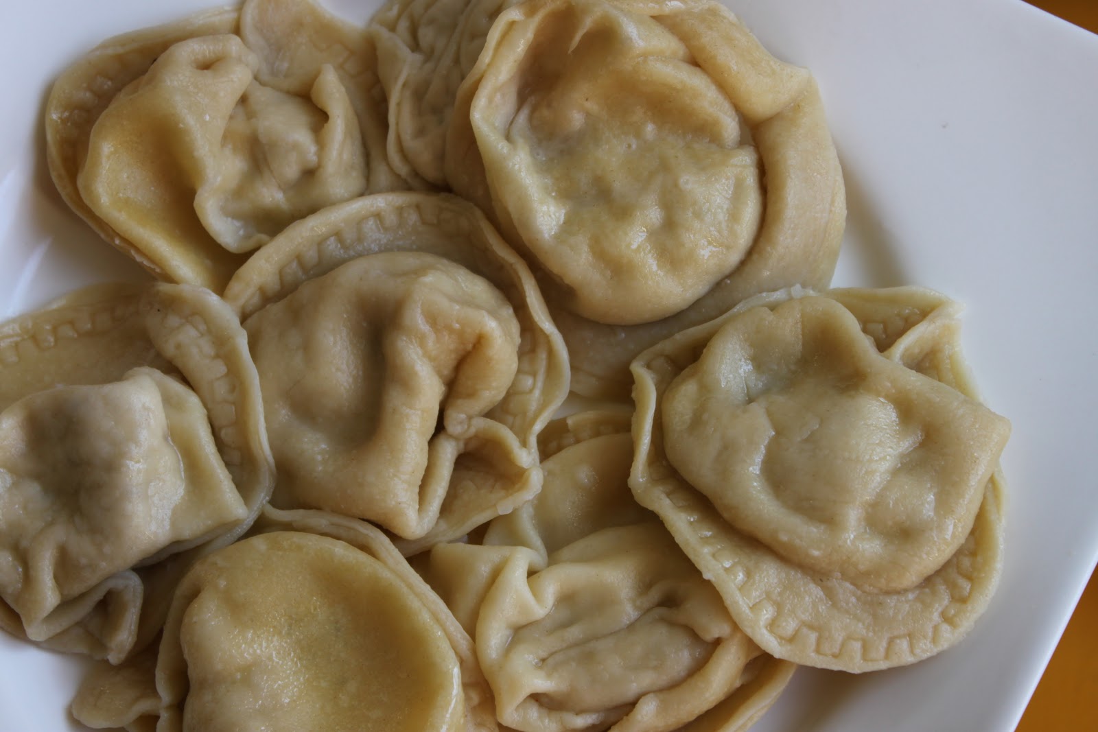 KESITO: AGNOLOTIS DE REQUESÓN Y ANCHOAS y salsa de arena de tomate