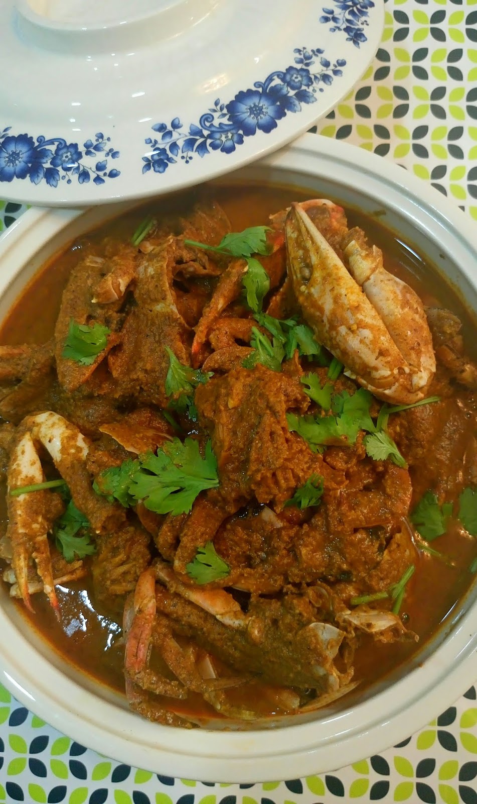 sarguna's fantabulous kitchen: Kerala Style Coconut Paste Crab Curry
