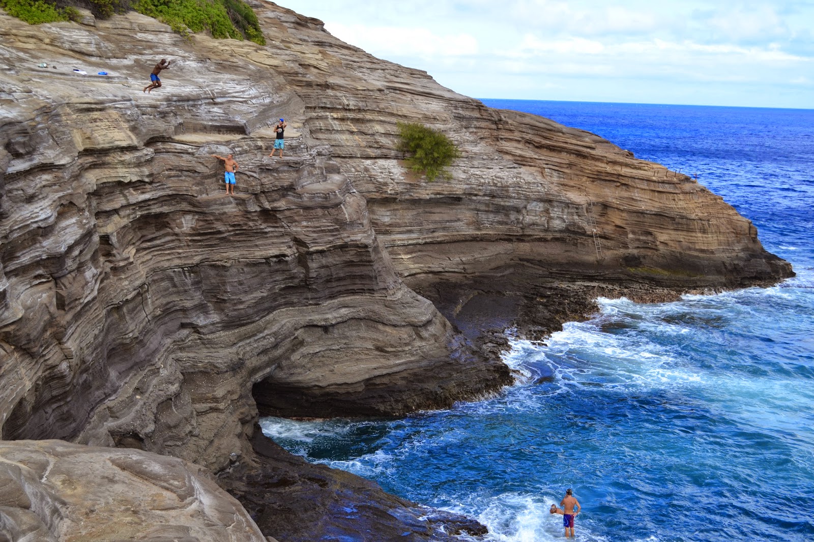 Family Travel Blog : Hawaii Daily Photo: Spitting Caves of Portlock, Oahu