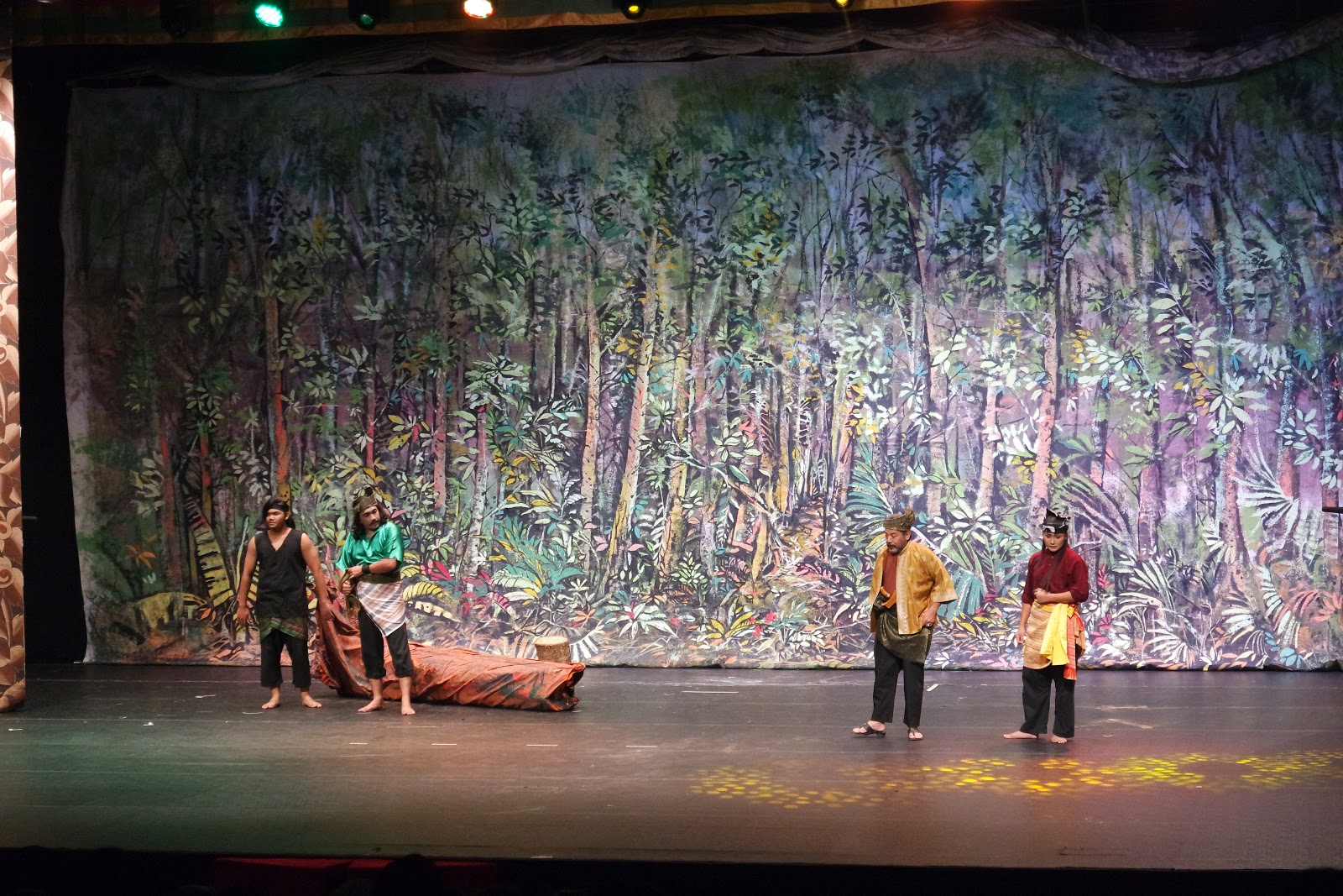 TEATER BANGSAWAN DEWA KENCANA MEMARTABATKAN SENI SILAT DAN WANITA