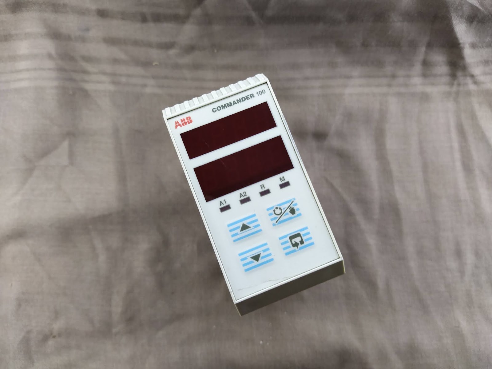 ABB COMMANDER 100 UNIVERSAL PROCESS CONTROLLER C100/0100/STD