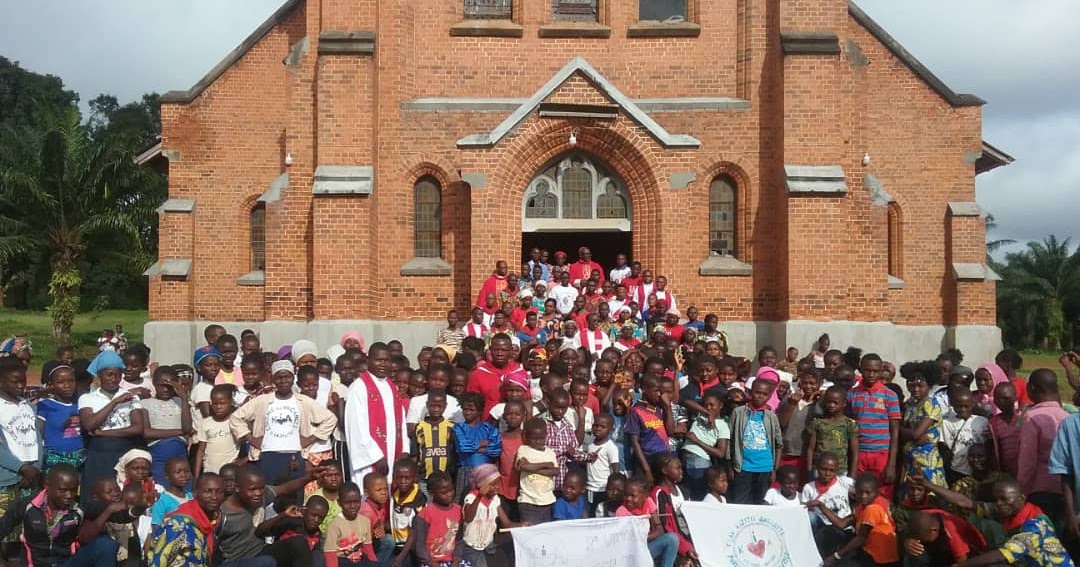 L’évêque de Molegbe a célébré la messe pour 300 enfants