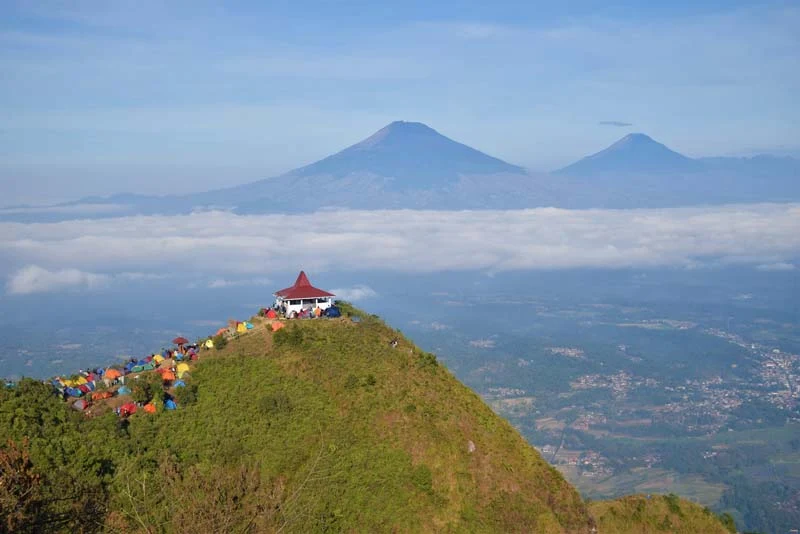 Gunung Andong Magelang, Daya Tarik, Harga Tiket & Rute Pendakian - NgeTrip