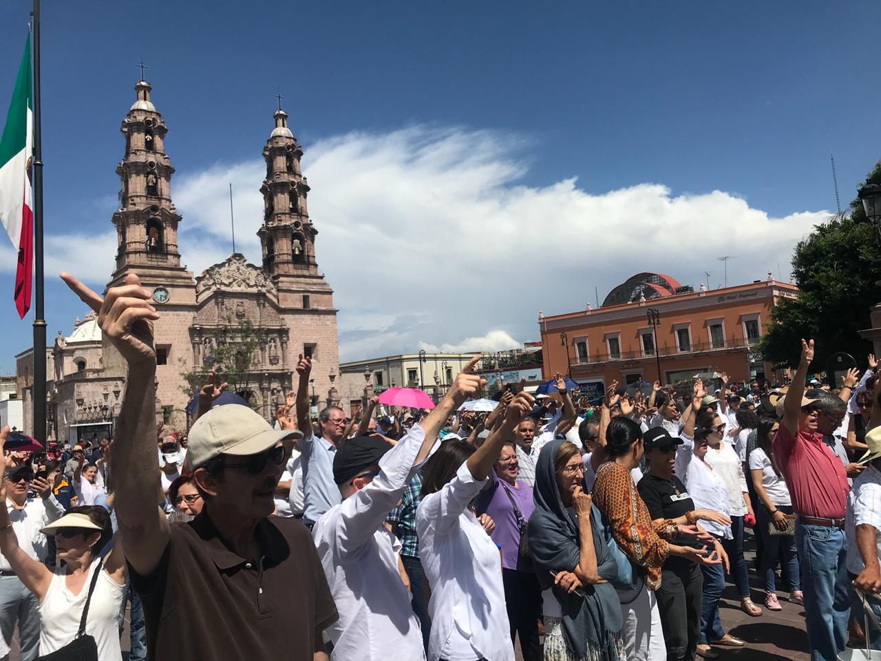 Duplica la participación la marcha Anti AMLO; centenares marcharon en ...