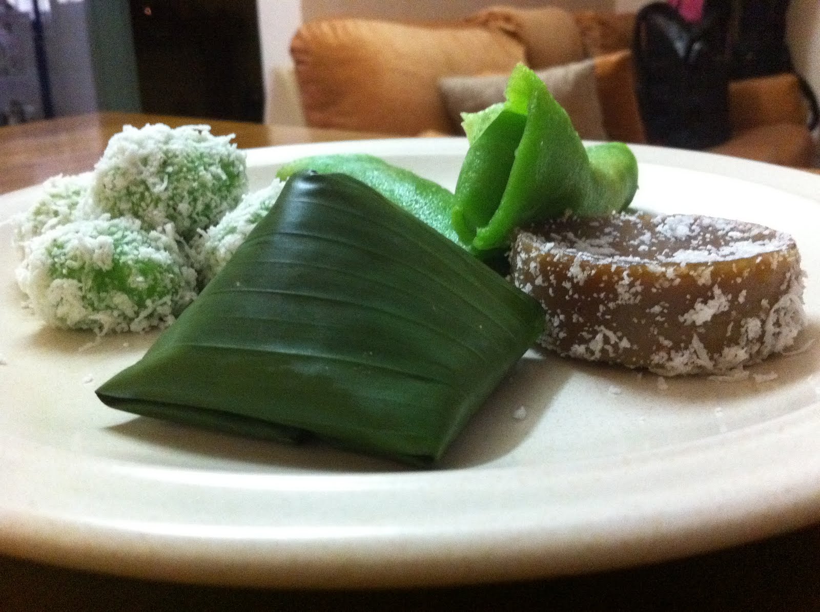 Live..Eat...Travel: Colourful Variety of Malay Desserts.