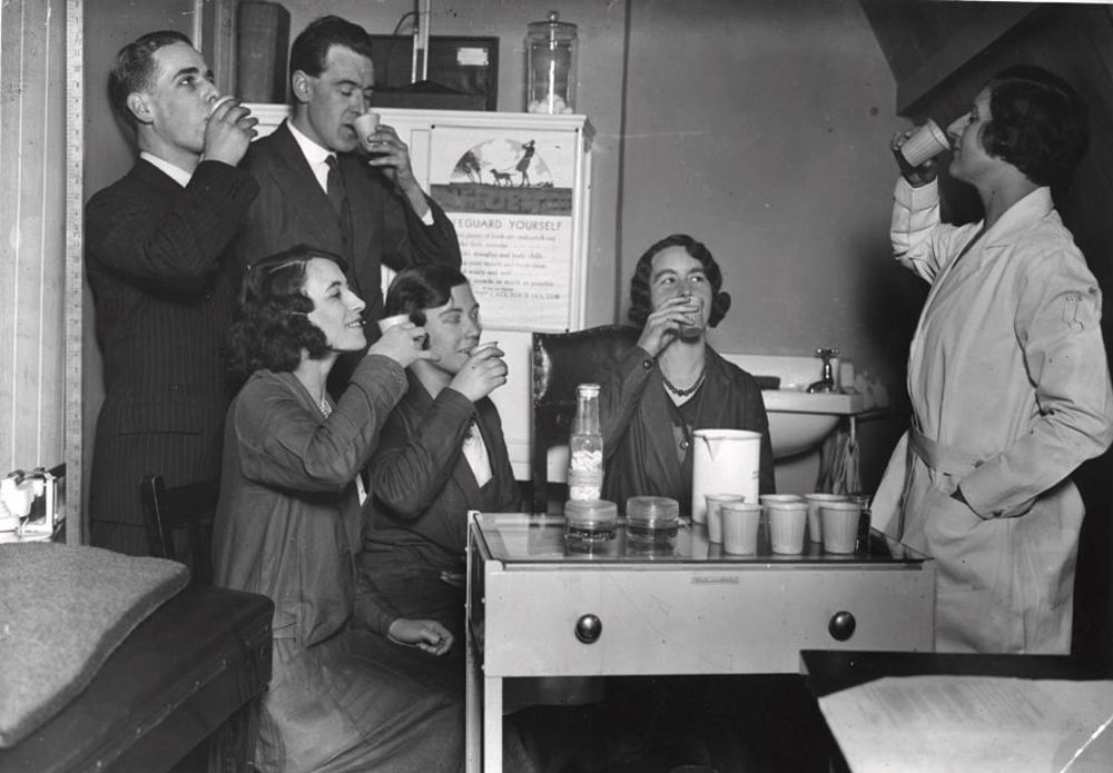 20 Vintage Photos Captured People Gargling to Against the Flu From the ...