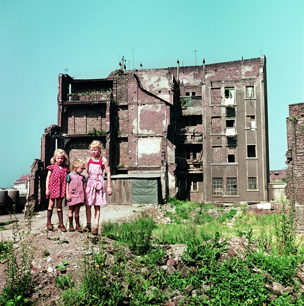 Rare and Amazing Color Photographs Capture Everyday Life in Germany ...