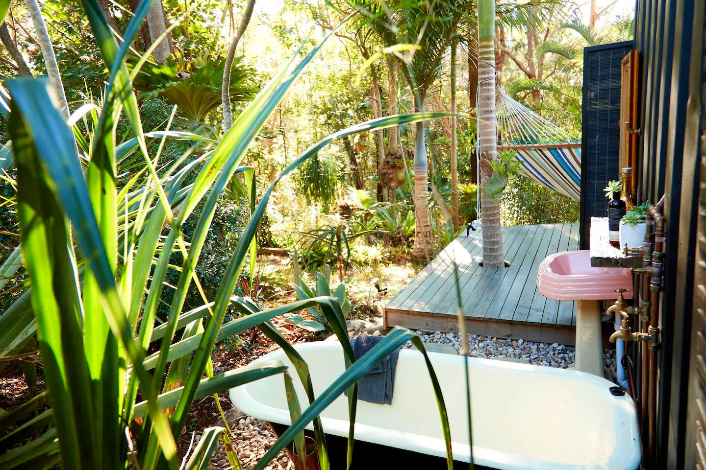 Shipping Container Homes & Buildings: 20 ft Small and Cozy Shipping ...