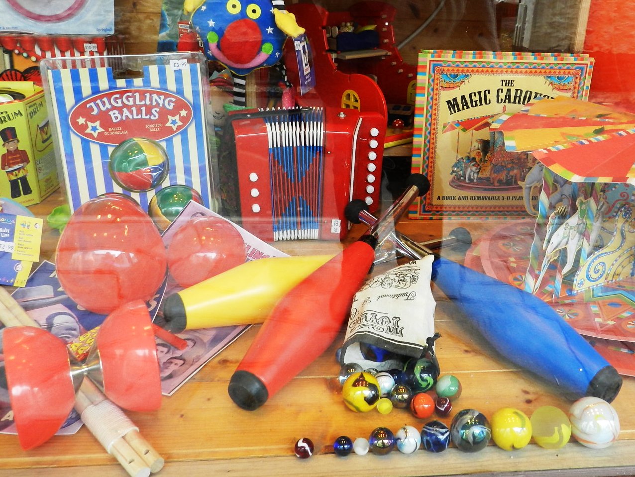 toys-toys-toys.co.uk: Roll Up Roll Up for the Toyday Looe Window Circus