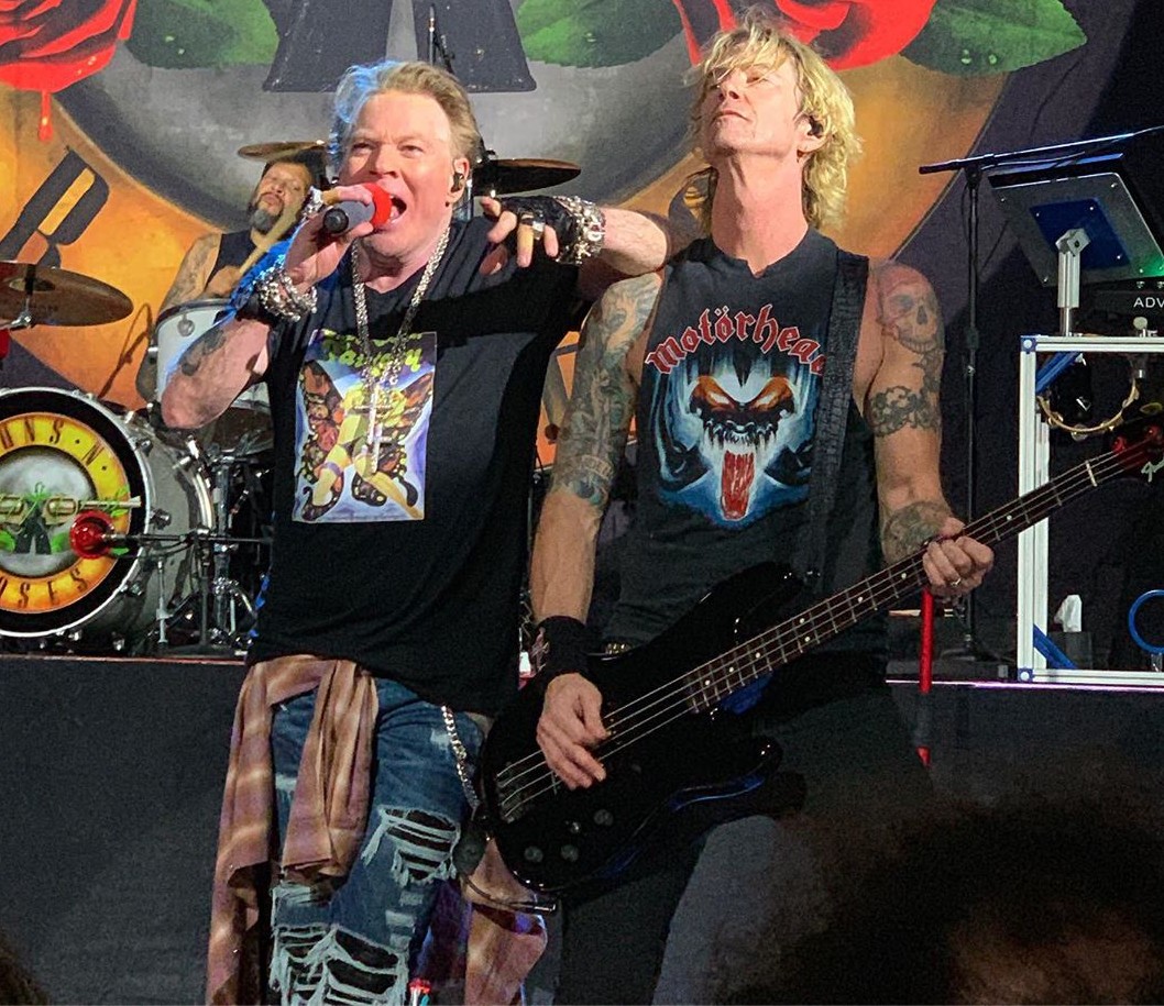 Axl Rose exibe novo visual em 1º show do ano do Guns N' Roses