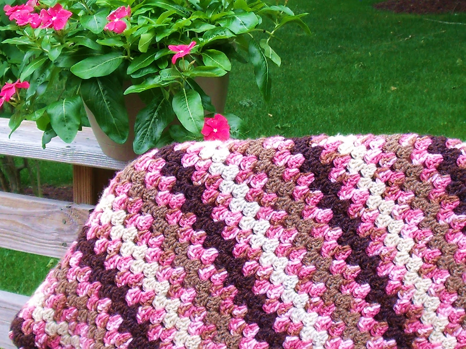 Easy Crochet Pattern: Granny Stripe and Shell Afghan Finish