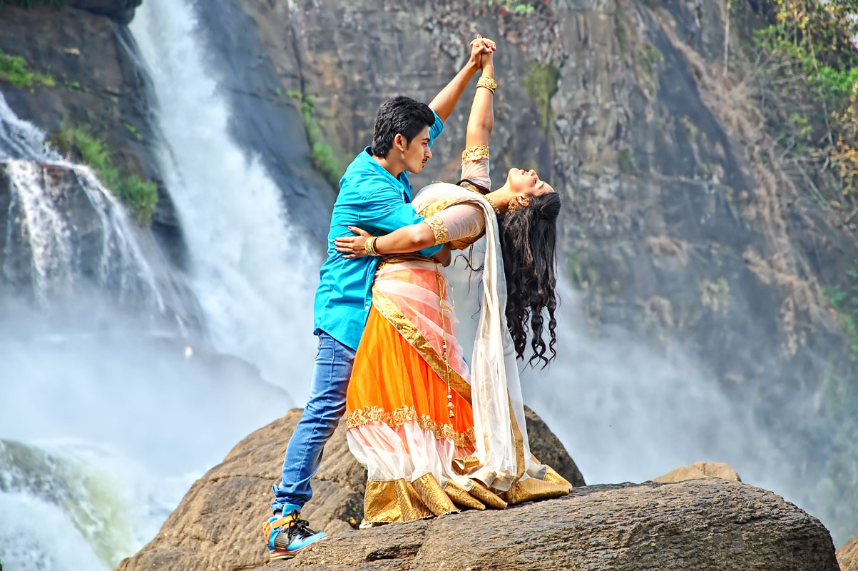 Vandanam movie photo gallery