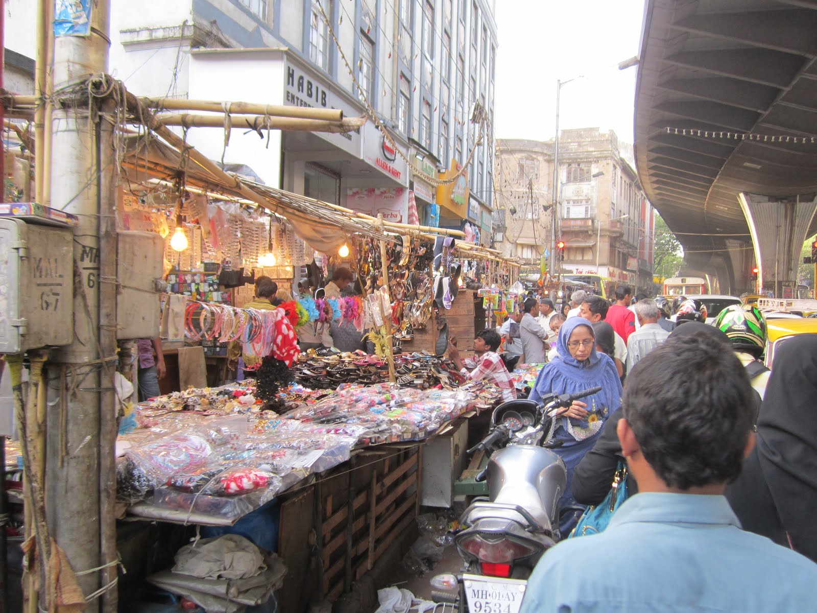 Travels of Thomas Kloucek: Shops on Mumbai Streets