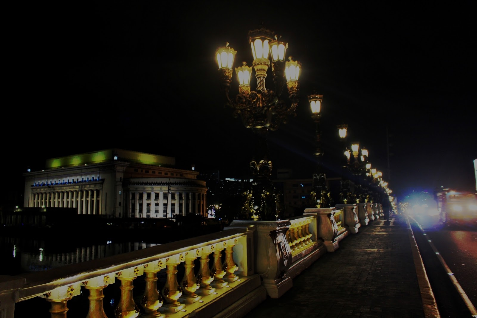 The Renovated Jones Bridge at Night | Manila - Nomadic Experiences