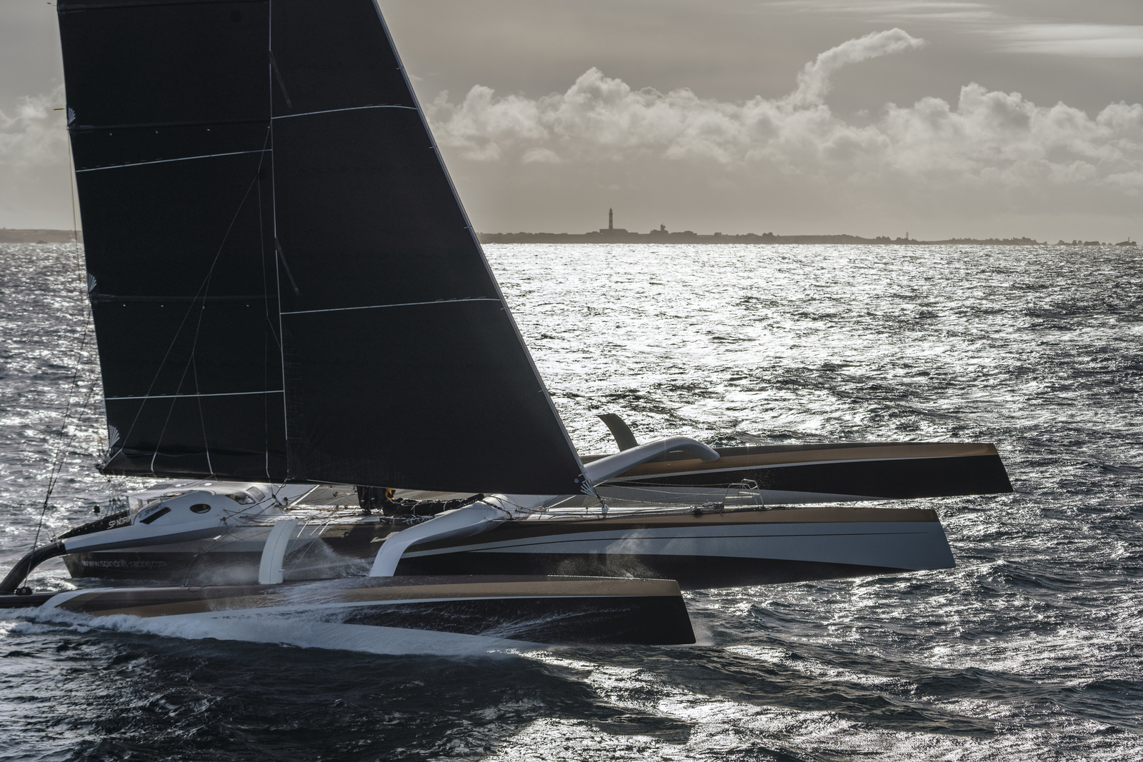 Top départ de Spindrift 2, le Trophée Jules Verne a commencé mardi 3 ...