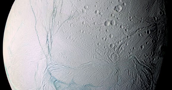 Ça se passe là haut: Les fissures d'Encelade expliquées