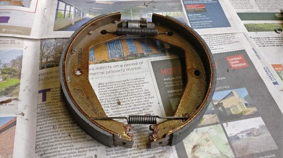 Richard's AK Cobra: Rear Hub – Handbrake shoes