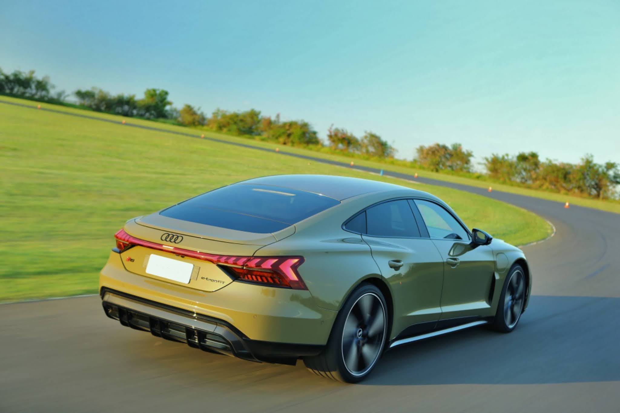 Audi e-Tron GT é eleito carro mais bonito do ano - Alemanha