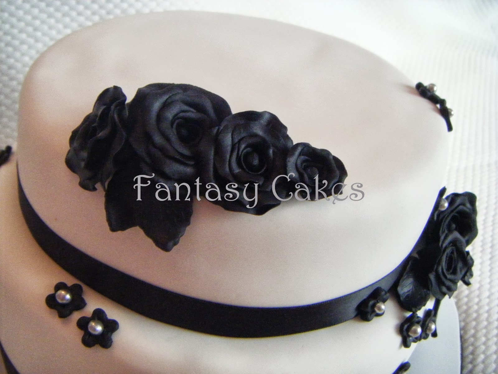 FANTASY CAKES: TARTA BODA ROSAS NEGRAS