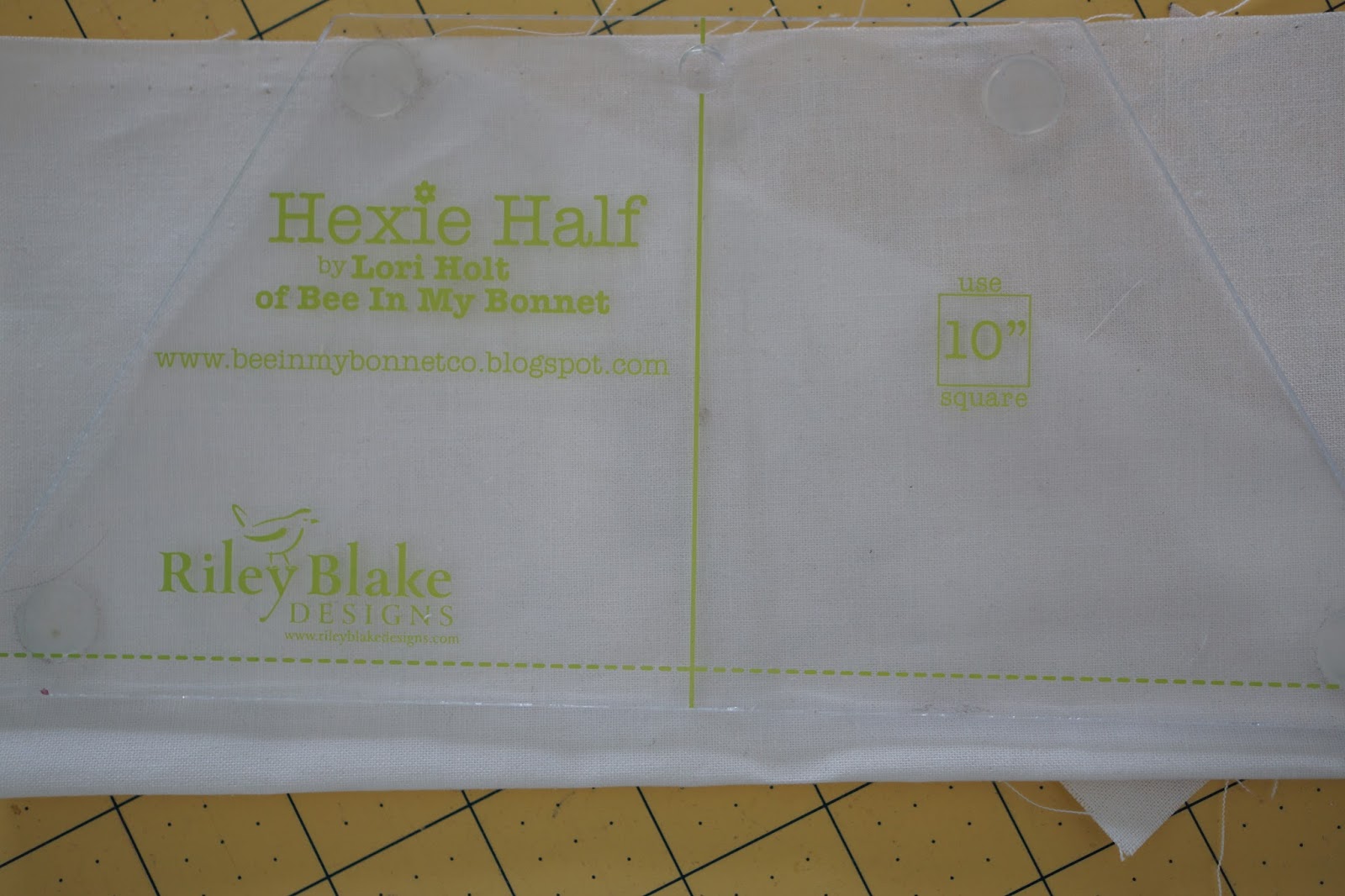 Lo, Ray, & Me: Haunting Hexie Halloween Quilt