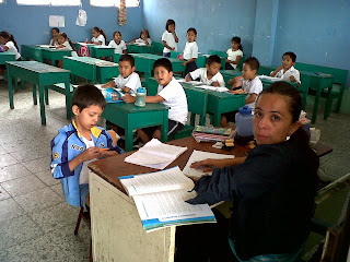 Escuela Oficial Urbana Mixta "Emilio Arenales C.": Maestra dando clases