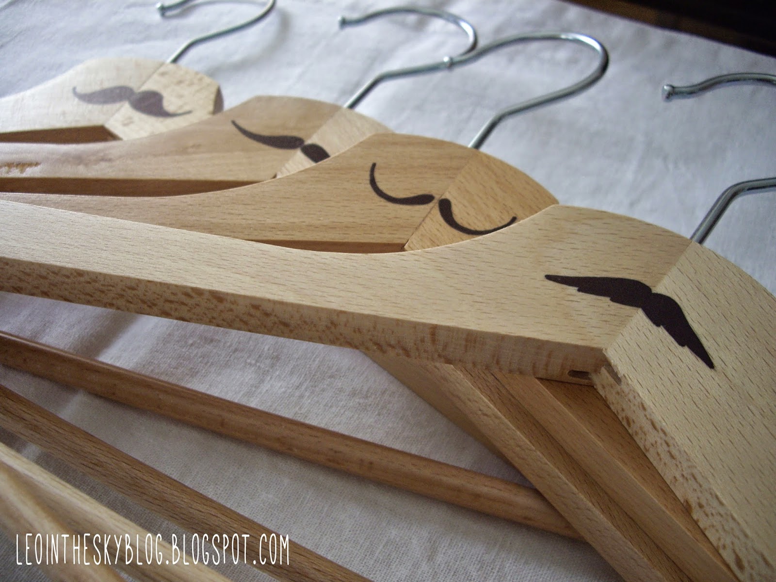 Leo in the Sky: DIY Tuneando perchas de madera