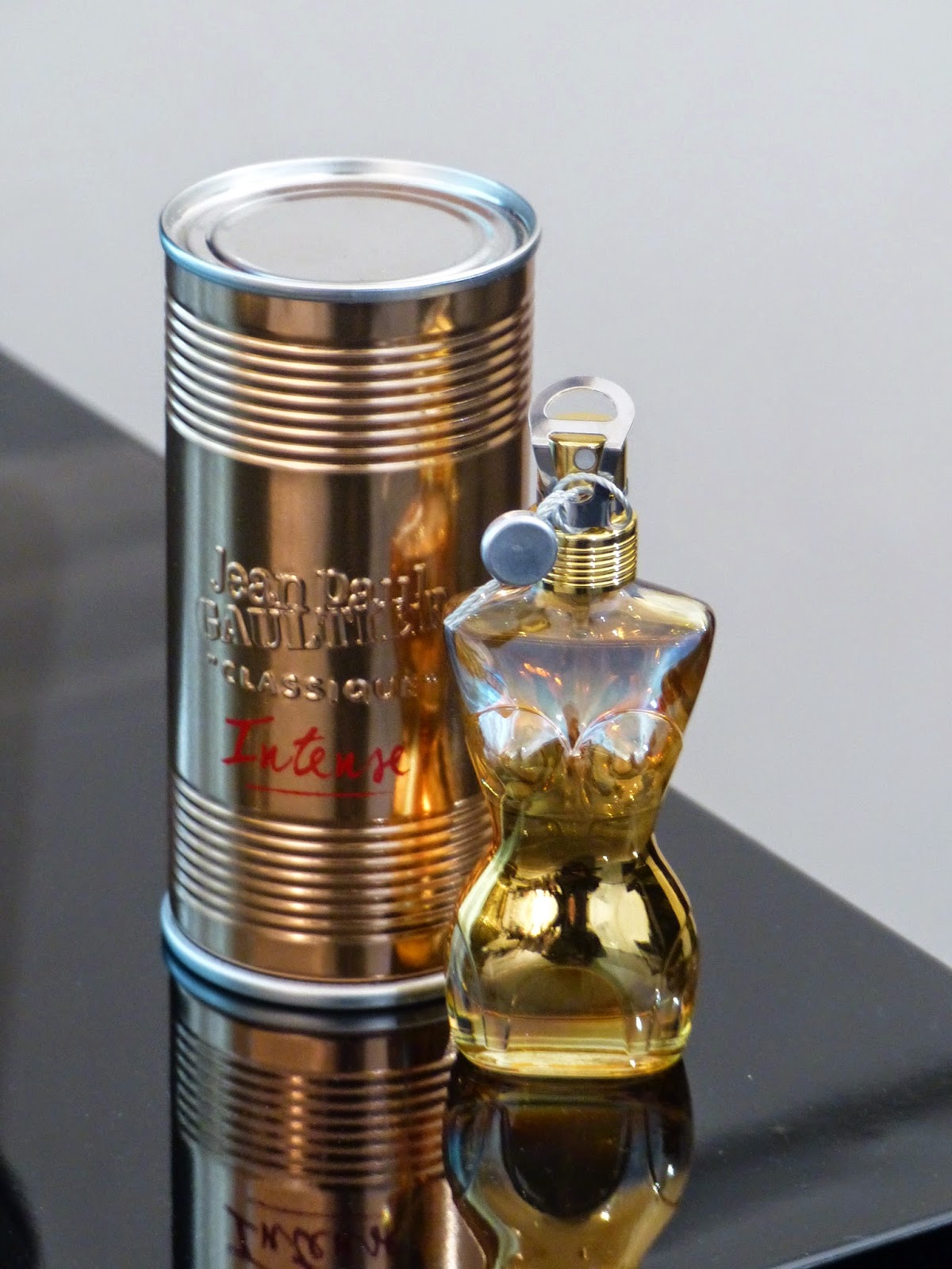 Classique Eau de Parfum Intense de Jean-Paul Gaultier - DAME SKARLETTE