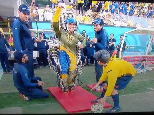 EFICIÊNCIA ESPECIAL: Jovem paraplégico usa exoesqueleto e chuta bola na ...