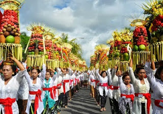 Bali Indonesia Holiday Travels: Gebogan, Balinese Offering Culture to ...