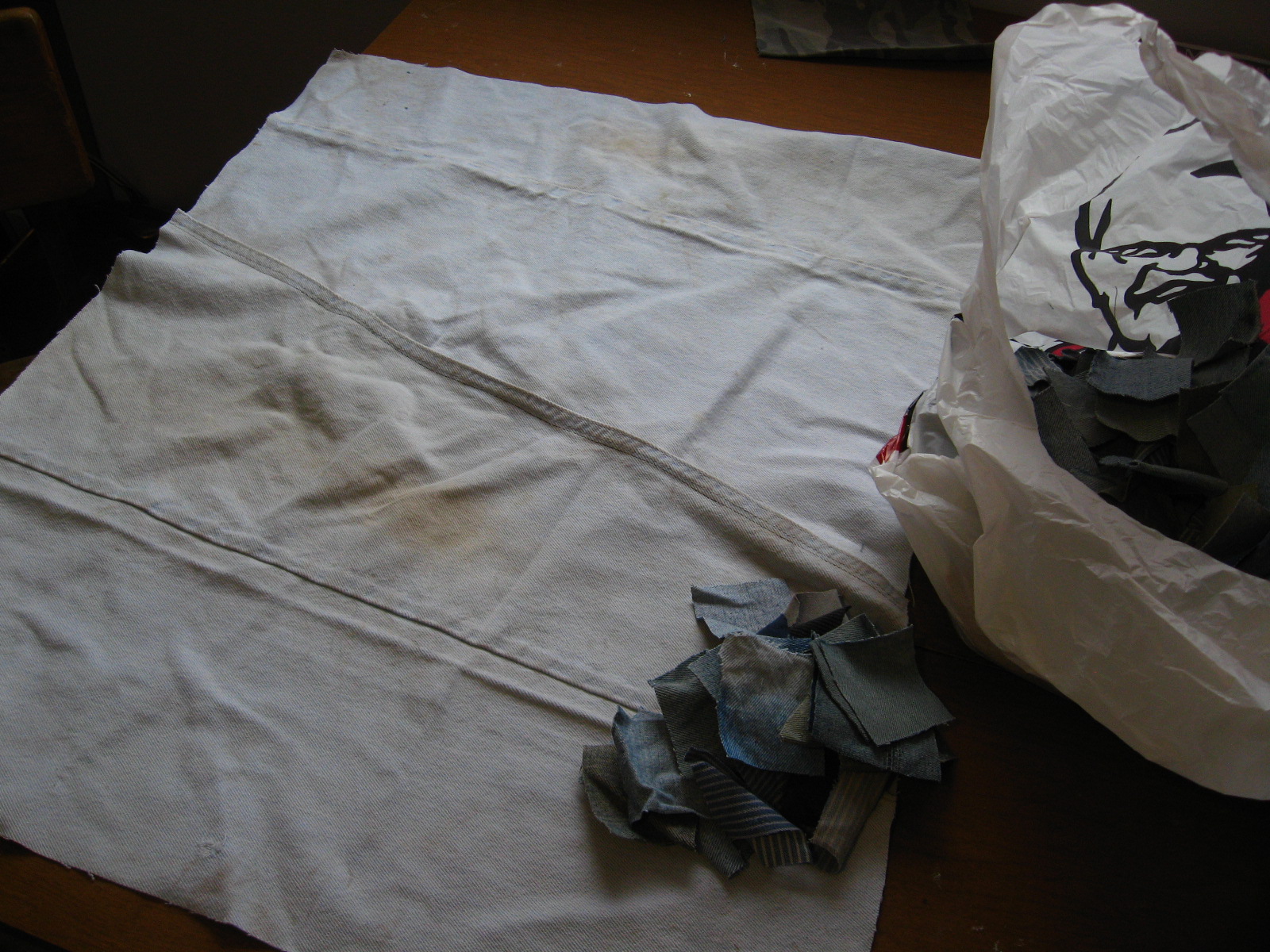 Proverbs 31 Living: Fluffy Denim Rag Rug {Tutorial}