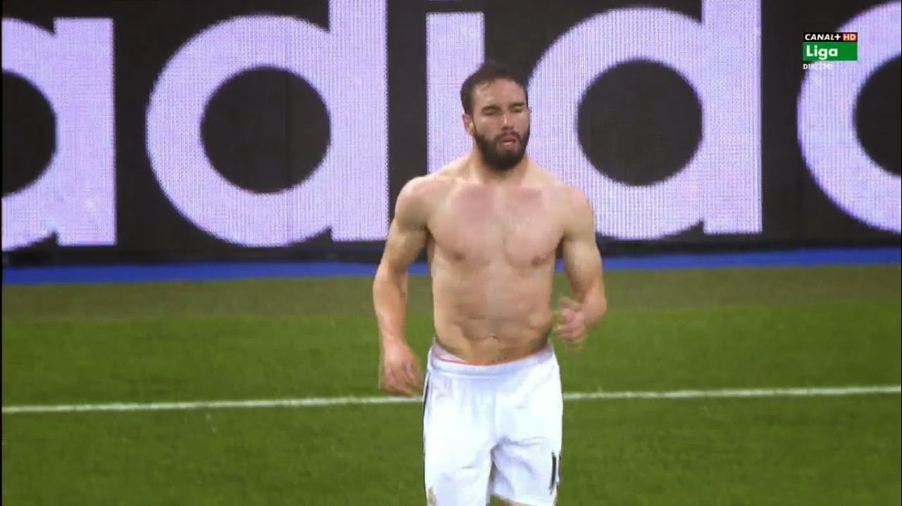 La Galeria del tio bueno: Dani Carvajal sin camiseta en el campo de juego La Galeria del tio bueno: Dani Carvajal sin camiseta en el campo de juego