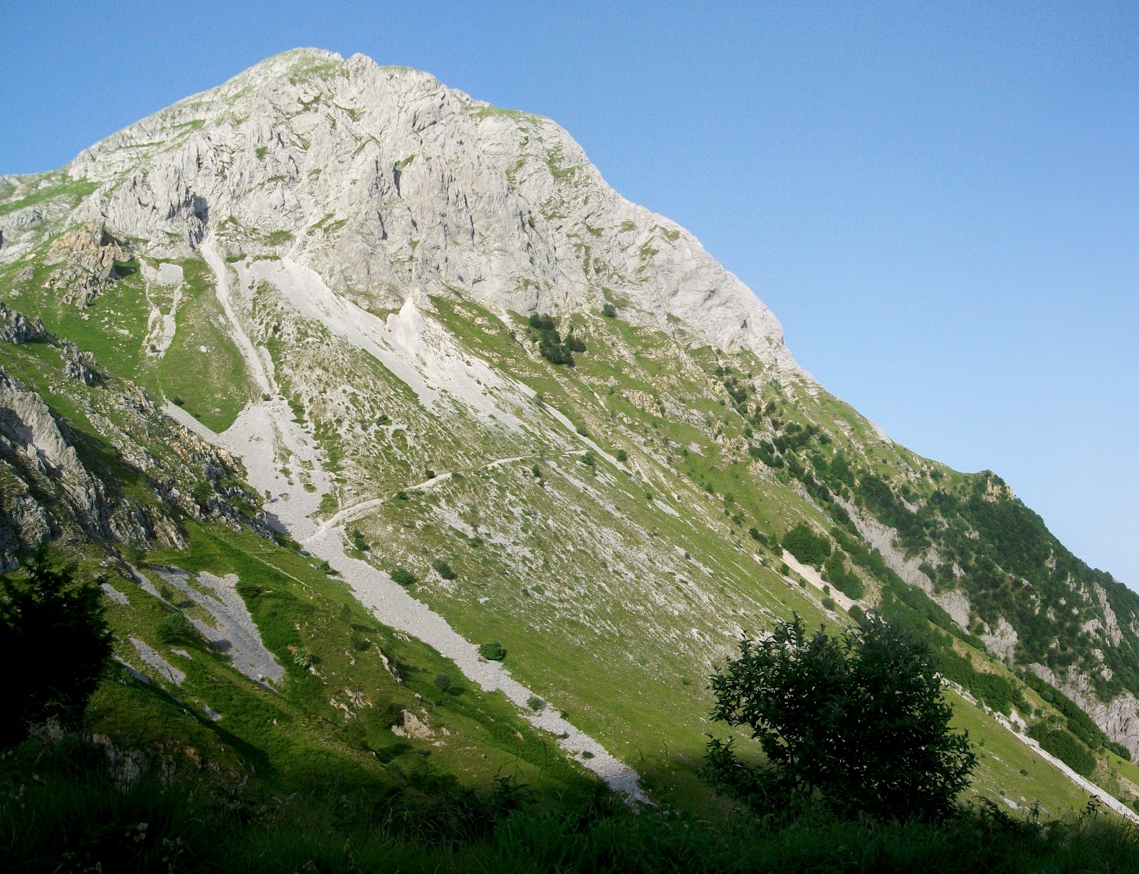 Una montagna di foto: L'alba sulla Pania della Croce (m.1858)