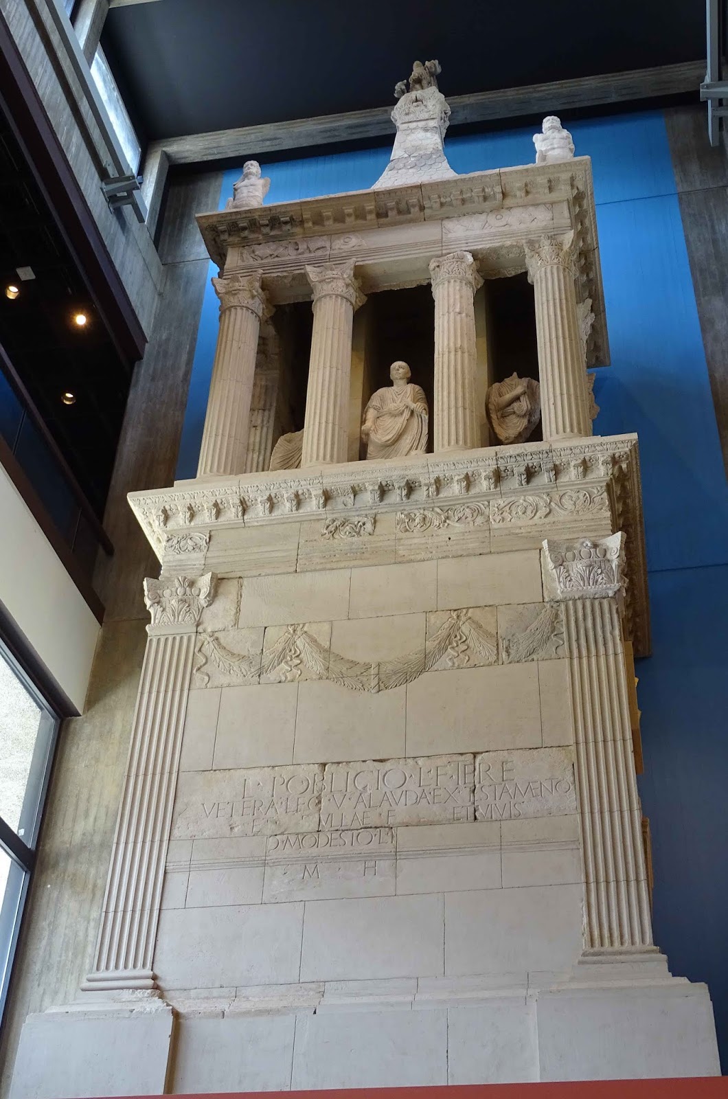 LAS PARIDAS DE MARCELO DEL CAMPO: Los capiteles del mausoleo de Lucius ...