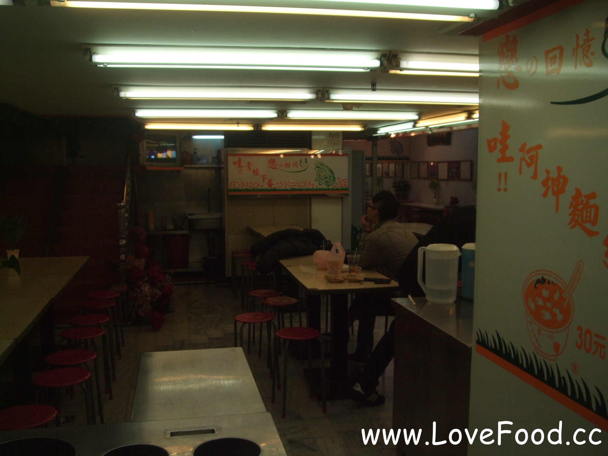 【台北萬華】萬年商業大樓 @ 西門町 - 扭蛋機 電玩模型 衣服皮件 樓上有湯姆熊 B1還有美食街 - Wan Nian Building