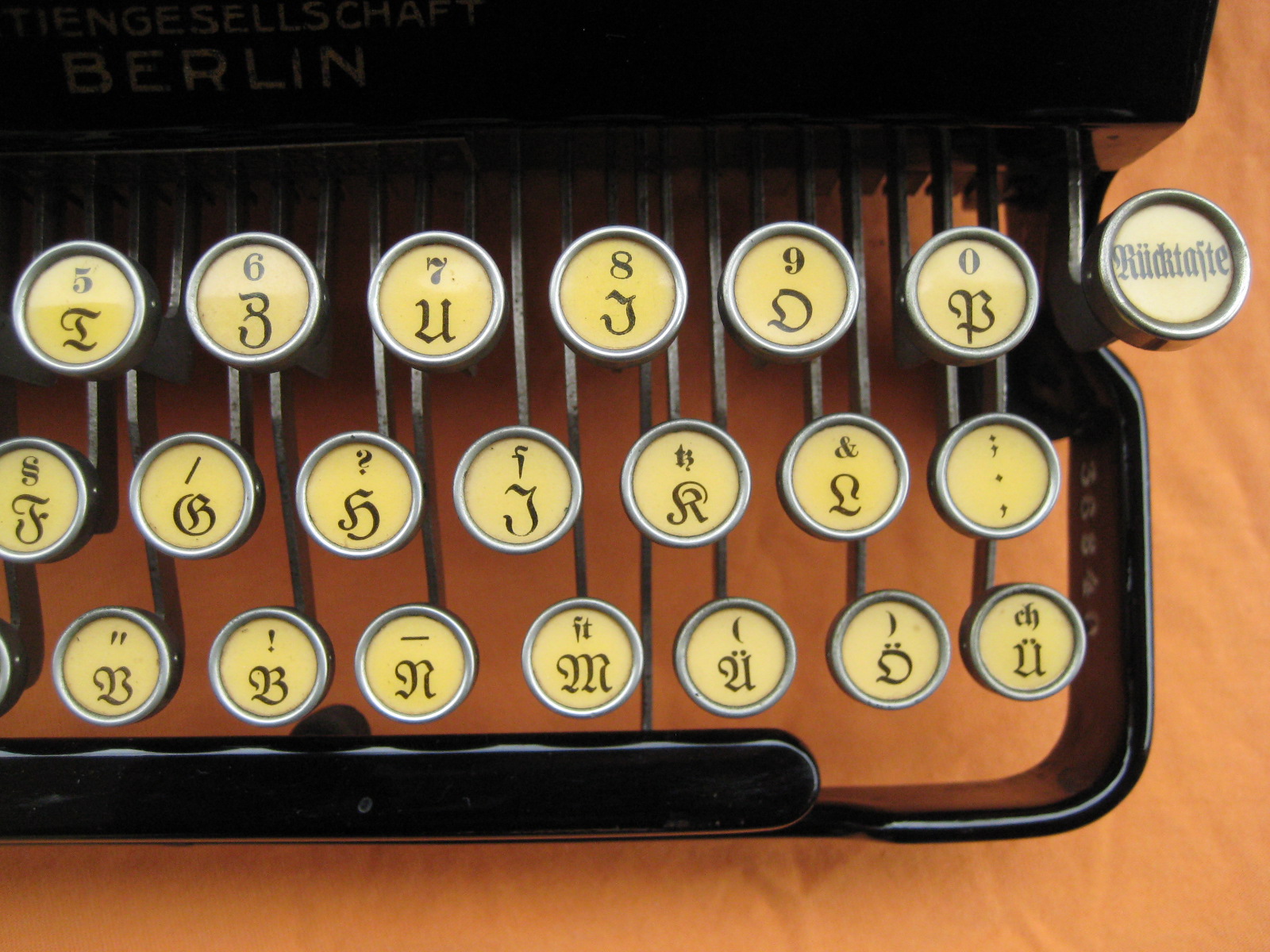 Retro Tech Geneva: Senta 3-Bank Portable Typewriter (c. 1926 ...