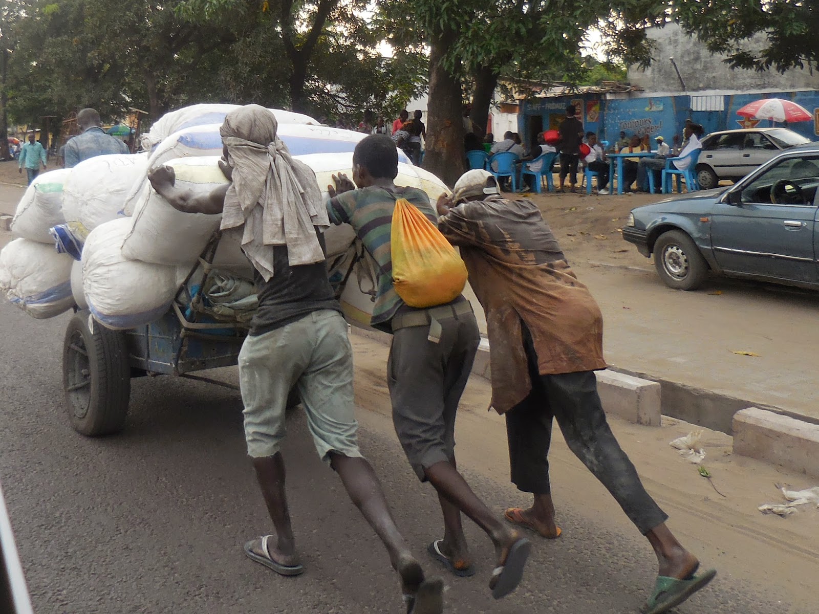 Anne-Marie Makombo Kamwanya: Profession : Pousse-Pousseur. Mais à ...