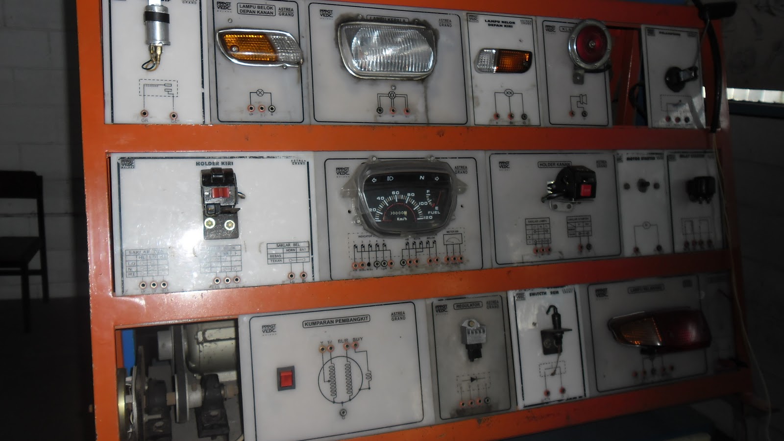 Agus Wahyudi: engine stand sepeda motor