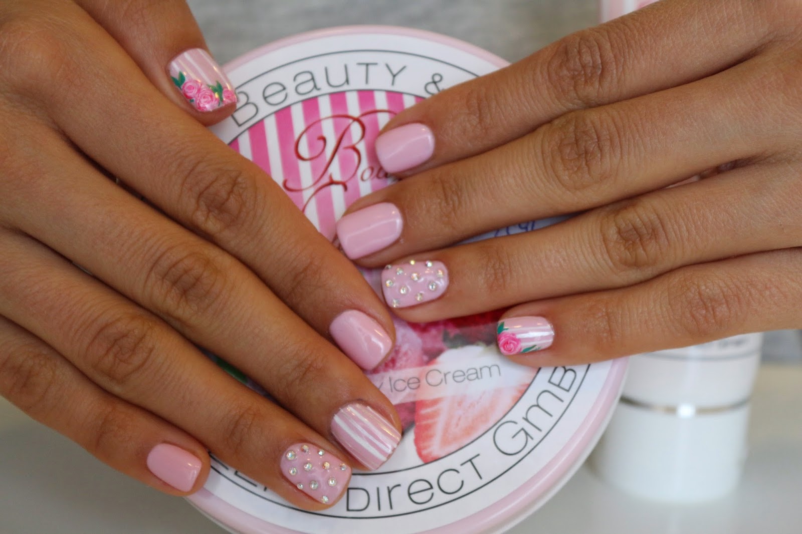 Unghiute pudrate cu roz, cursuri, tabara si deschiderea oficiala| Nail ...